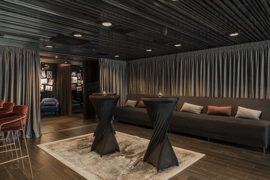 50+ Stylish Cubic Shaped Ceiling Solutions for Restaurants and Cafes