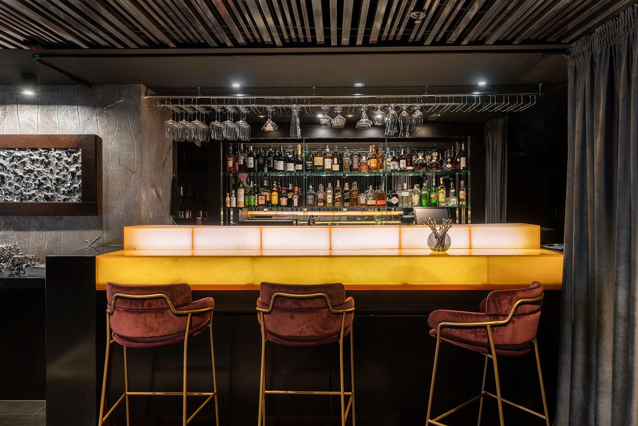 50+ Stylish Cubic Shaped Ceiling Solutions for Restaurants and Cafes
